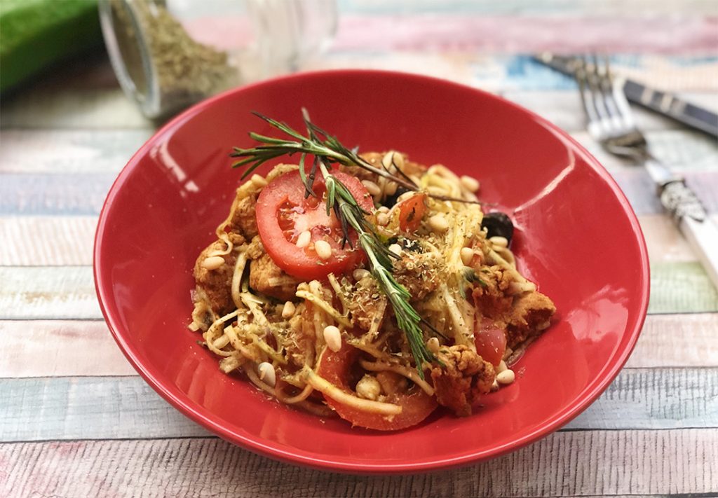 Fit lunch do pracy: makaron z cukinii z indykiem - A to pestka!